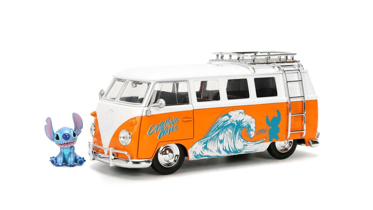 Stitch erobert den VW Bus im Surfer-Look | MODELLFAHRZEUG