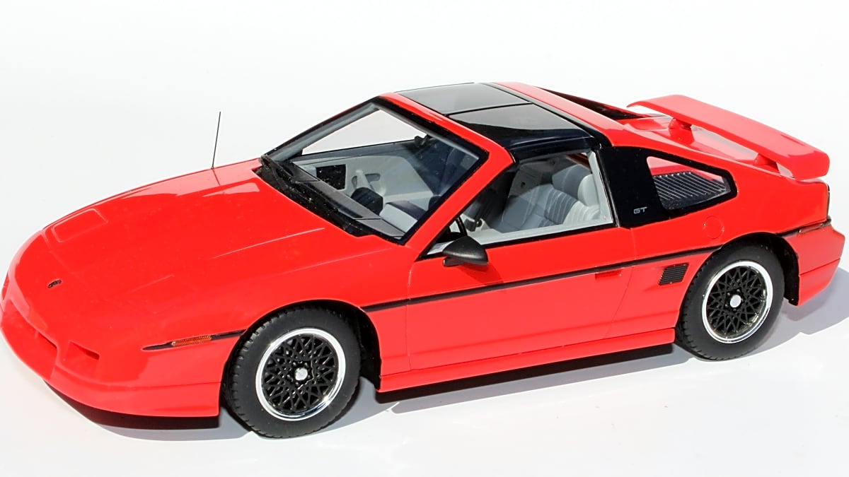 Automodello bringt den Plastik-Pontiac Fiero als Fastback GT in 1:24 ...
