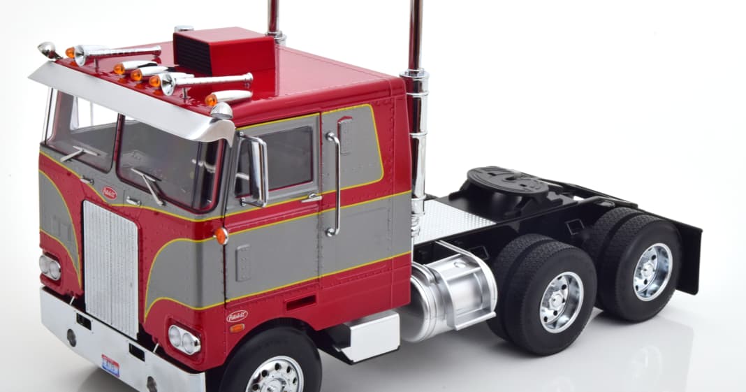 Road Kings bringt den Peterbilt Pacemaker 352 in zwei schrillen 1:18-Versionen | MODELLFAHRZEUG