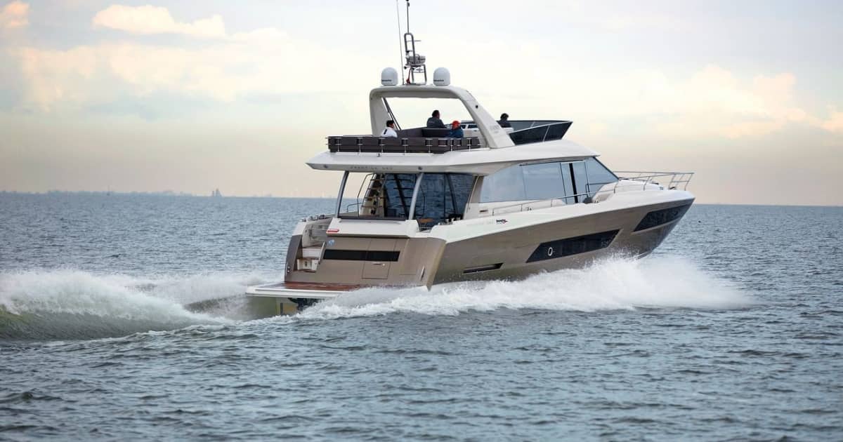 Test: Prestige 680 Fly - Französische Flybridge-Yacht | BOOTE