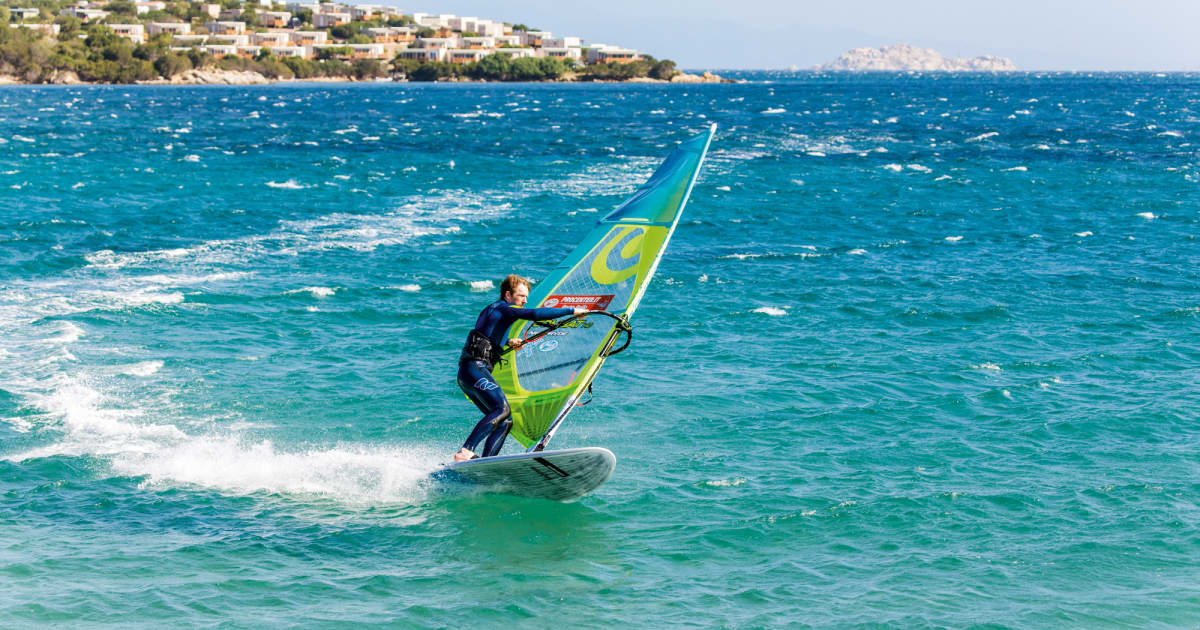 Fahrtechnik: So lernst du die Powerhalse beim Windsurfen | SURF