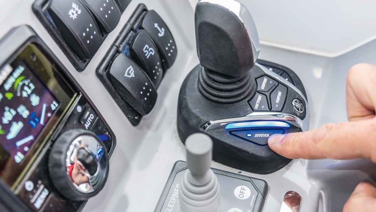 Test: Easy manoeuvring - joystick control with just one outboard motor ...