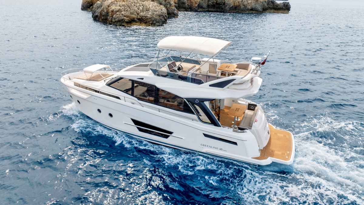 Greenline 45 Fly Hybrid: A hybrid yacht with a hotel mode | BOOTE