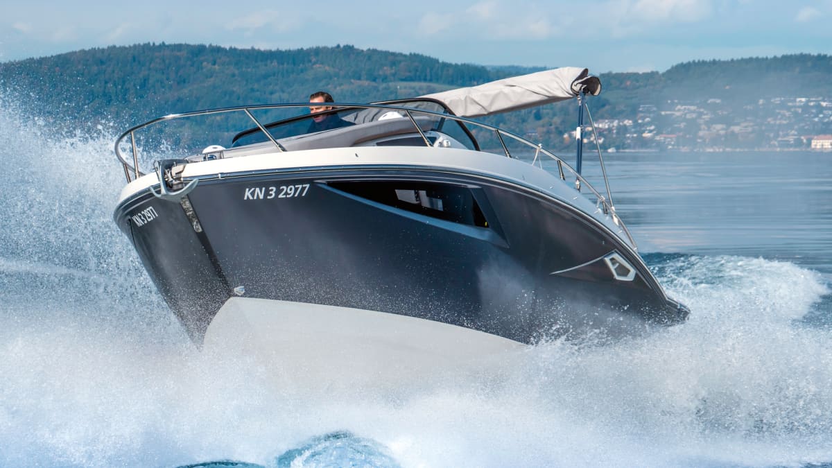 Test: Cranchi E30 Endurance - Schönwetterboot mit komfortablem Cockpit ...