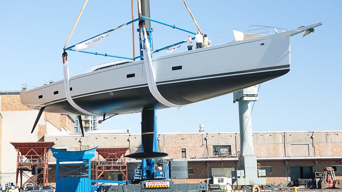 First SW105 with deckhouse and lift keel | BOOTE