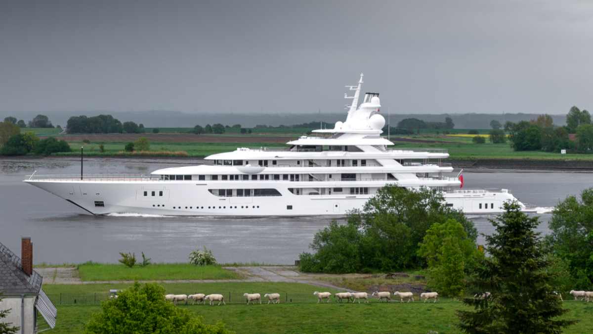 Lürssen liefert 117 Meter Megayacht BOARDWALK aus | BOOTE