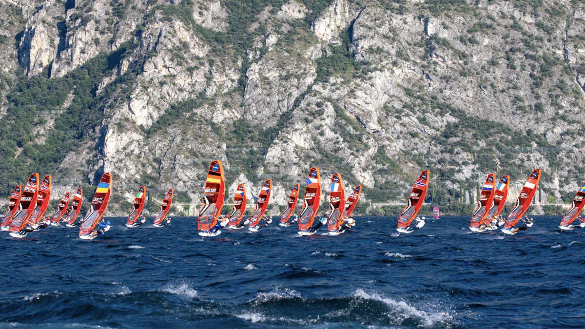 iQFoil: 422 starters at the Junior European Championships on Lake Garda ...