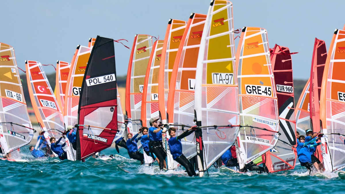 Techno 293 EM: Junge Windsurfer trotzen Extrembedingungen | SURF