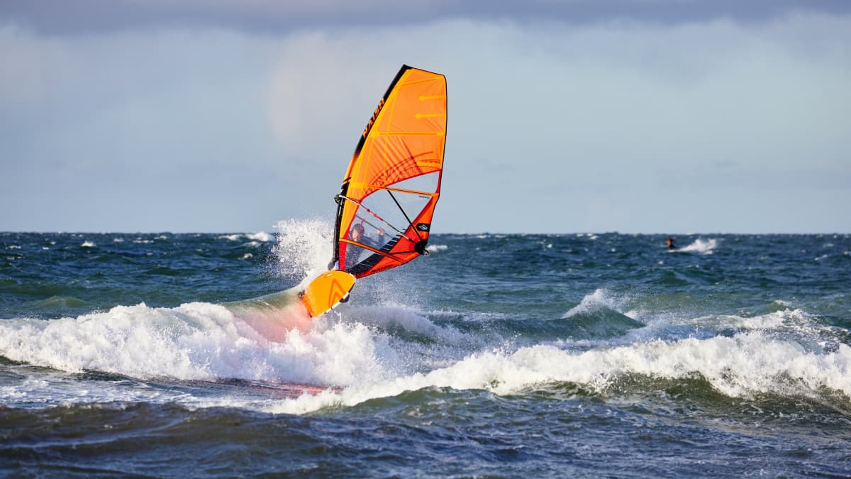 Test wave sail 2022 - features and trimming tips at a glance | SURF
