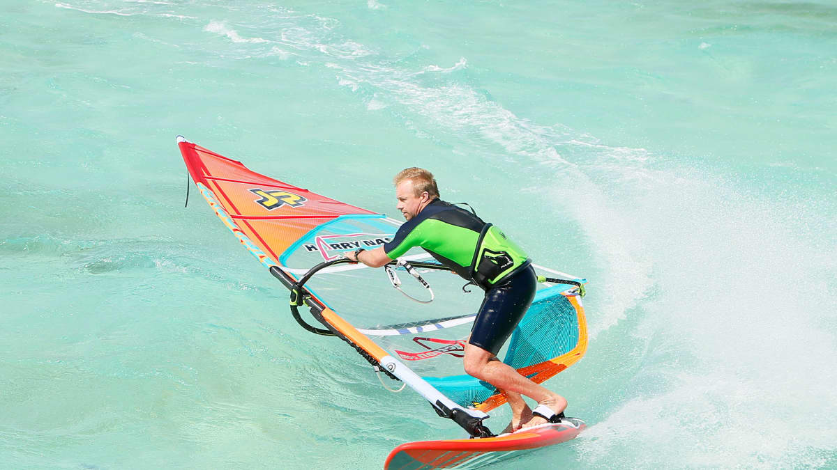 Riding technique: Carving Jibe - The sportiest jibe | SURF