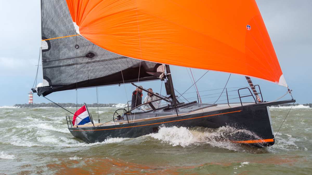 Saffier Se 37 Lounge: Großer Daysailer mit extravagantem Cockpit im ...