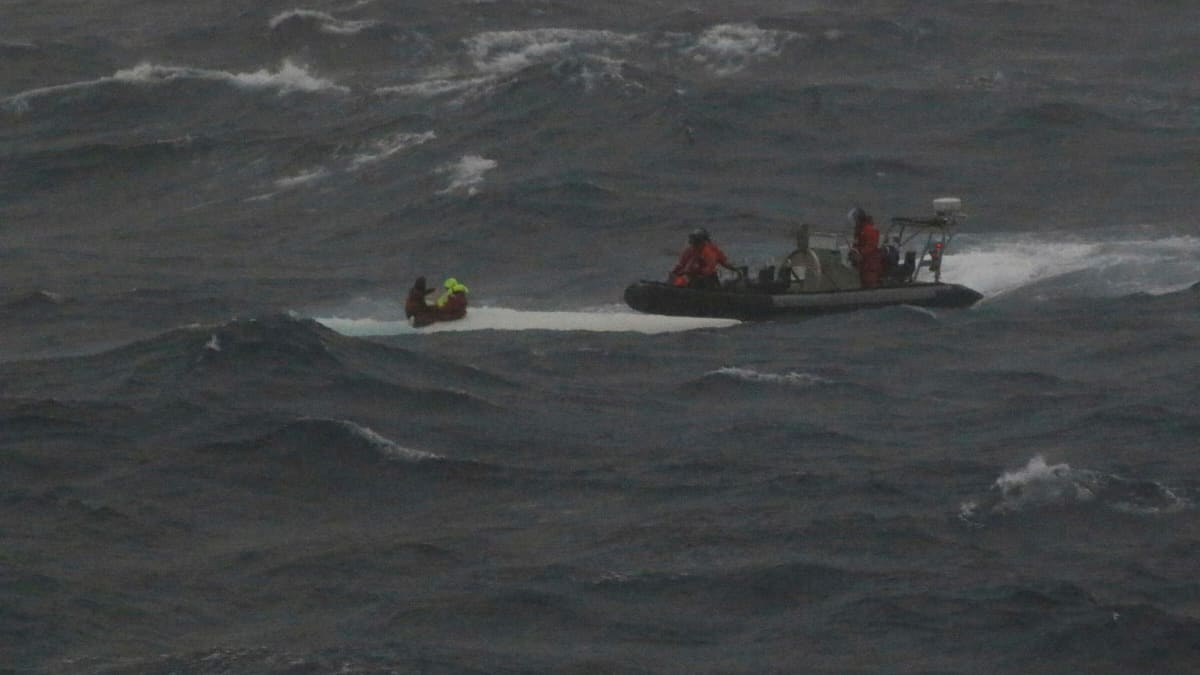 Havarie: Erster Rumpf der neuen Farr X2 verliert Kiel und kentert | YACHT