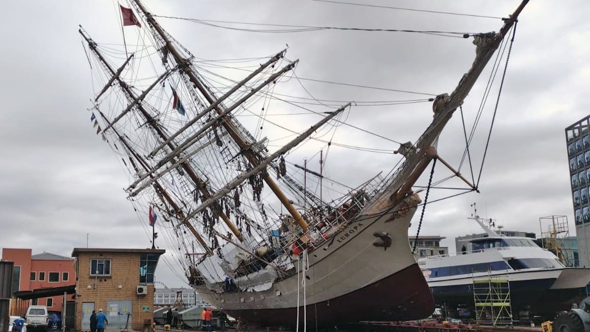 Bark „Europa“: Abenteuer-Windjammer an Land gekentert | YACHT