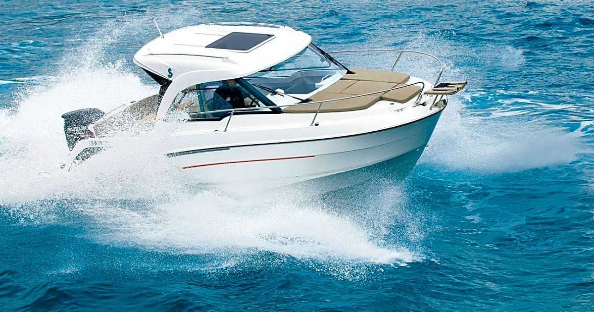 Test: Beneteau Antares 7 OB - Wellenbrecher | BOOTE