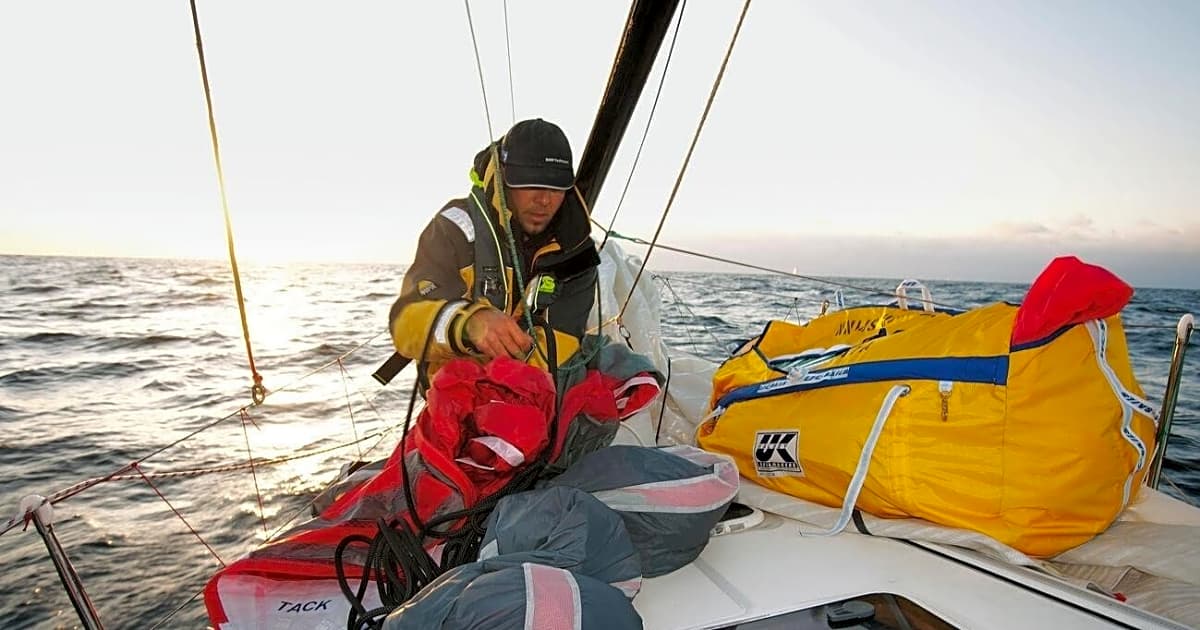 Seemannschaft: Spinnaker oder Gennaker: Raumwindsegel richtig packen | YACHT