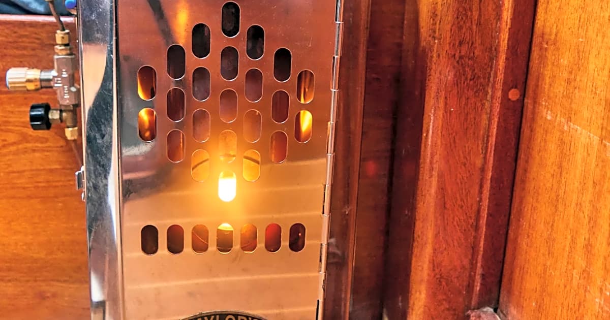 Saisonverlängerer: So wird ein Dieselofen eingebaut | YACHT