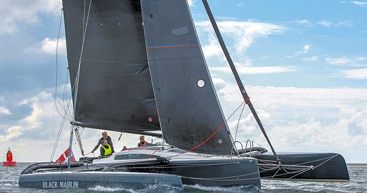 „Black Marlin“: schneller Trimaran für Touren und Silverrudder | YACHT