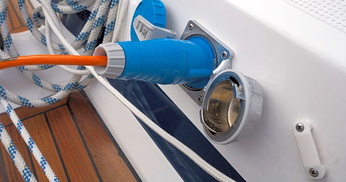 Landanschluss: So kommt der Landstrom sicher an Bord | YACHT