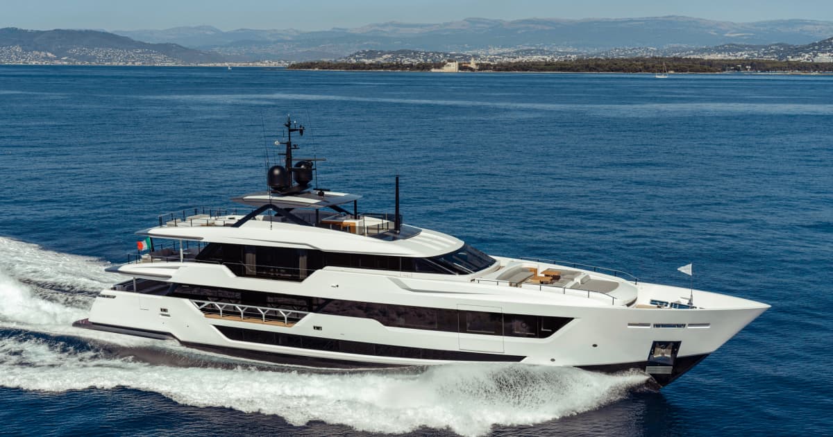 Custom Line 140: Erster Gleiter in Ferrettis Familie mit Sonnendeck | BOOTE