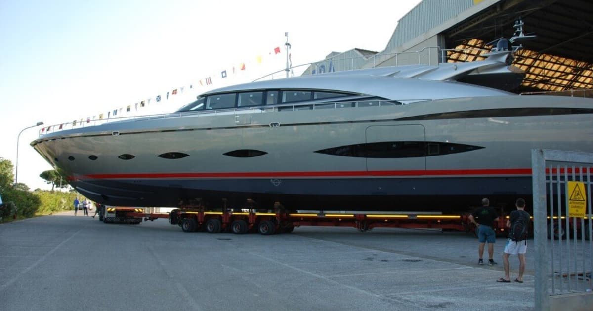 42-Meter-Gleiter aus Carrara | BOOTE