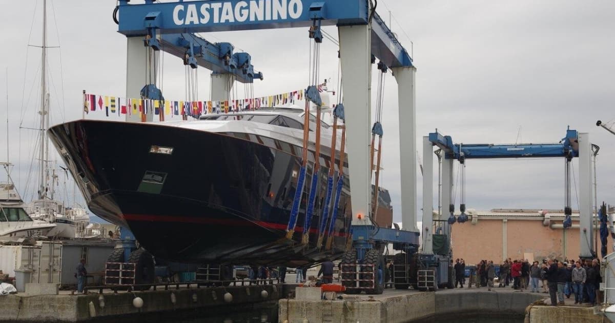 Wuchtiger Holz-Gleiter aus Lavagna | BOOTE