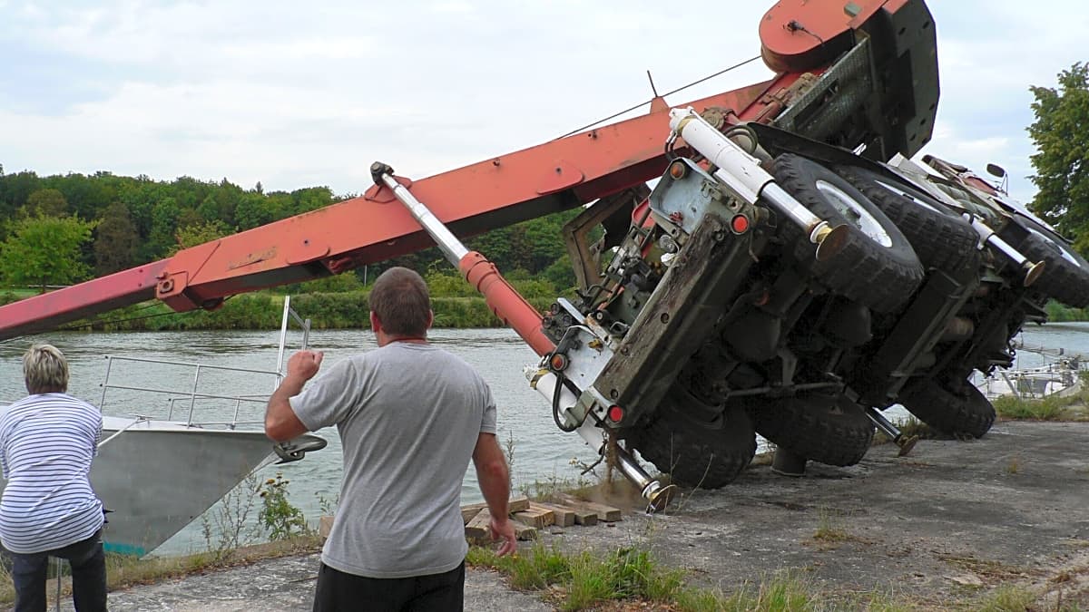 Unfall: Mit Kran in den Kanal gekippt | YACHT