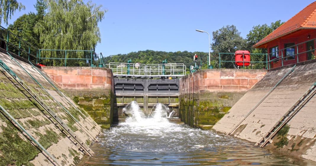 Sluices: uphill or downhill? - We explain the sluice principle | YACHT