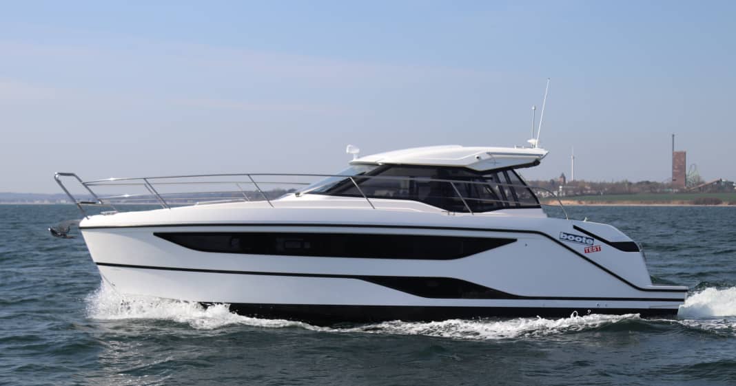 Test: Bavaria SR 33 - a sporty family boat | BOOTE