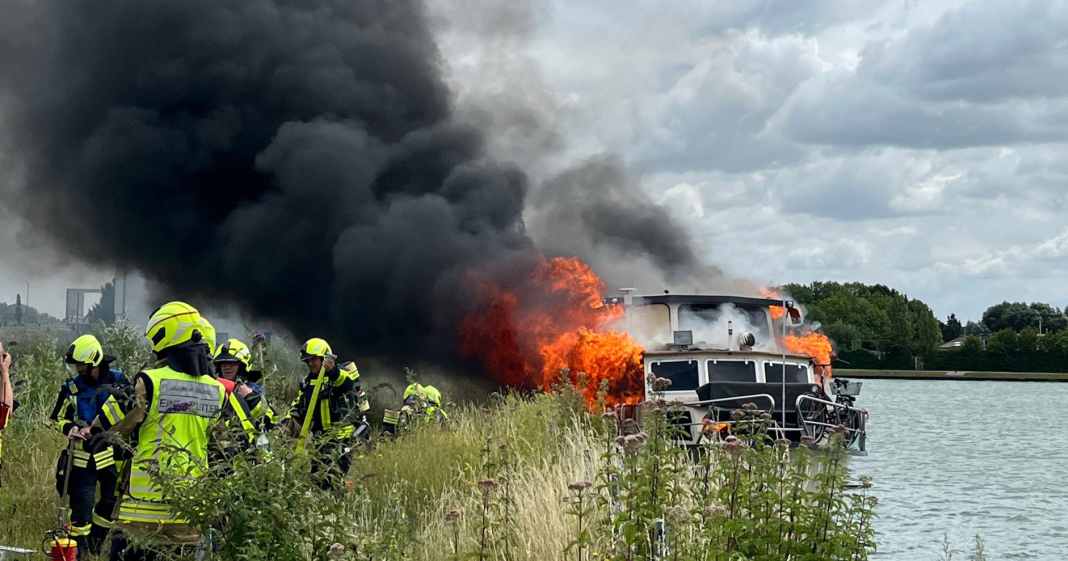 Explosion in Münster city harbour: motor yacht goes up in flames | BOOTE
