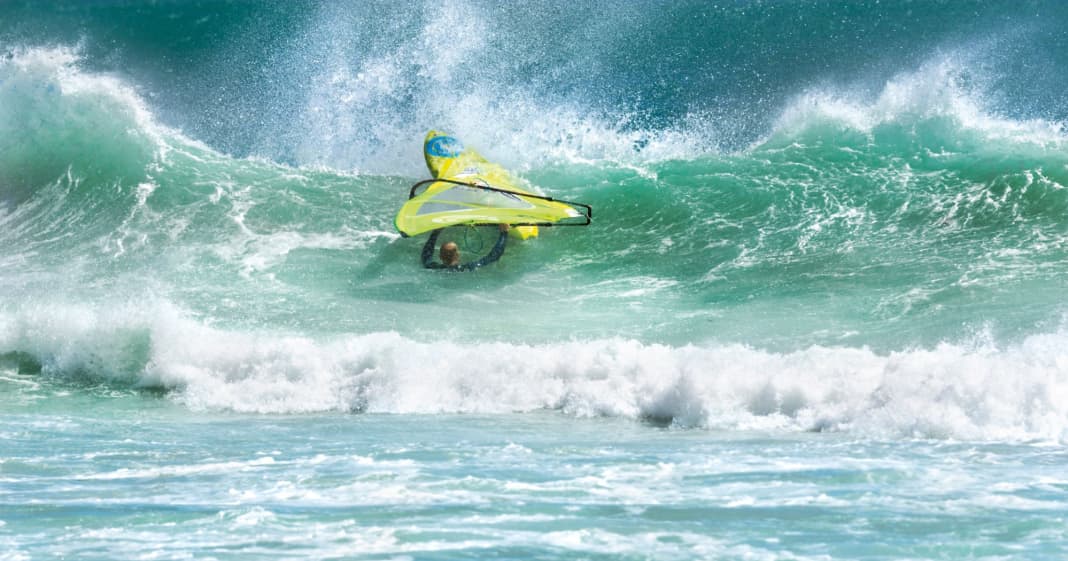 Windsurfing technique: Wave basics - how to crash properly | SURF