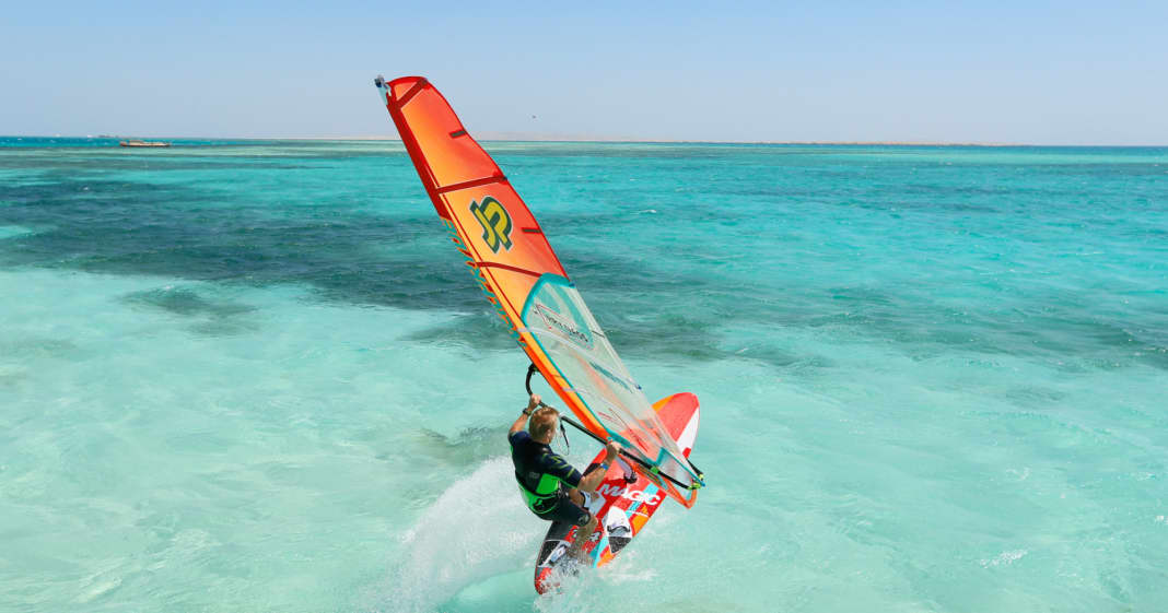 Riding technique: Tight jibes - turning on the disc | SURF