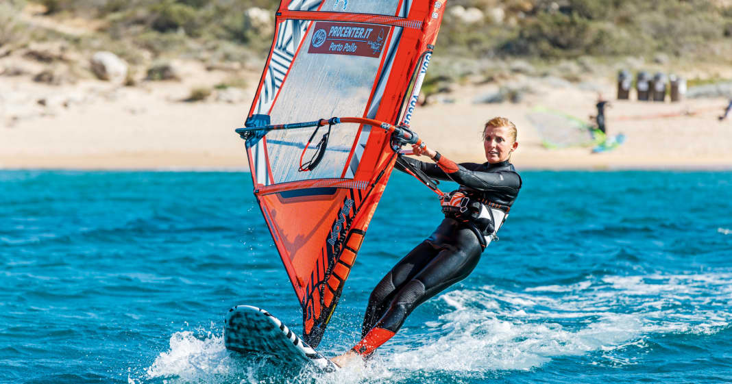 Riding technique: Trapeze surfing - power-saving windsurfing with hooks ...