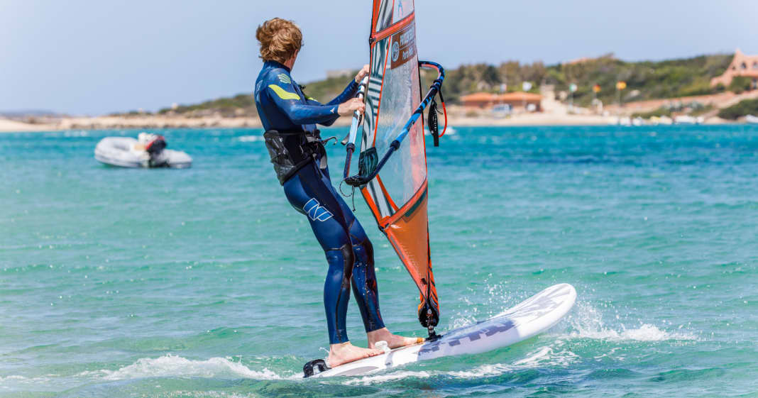 Windsurfing basics: How to cruise and go upwind | SURF