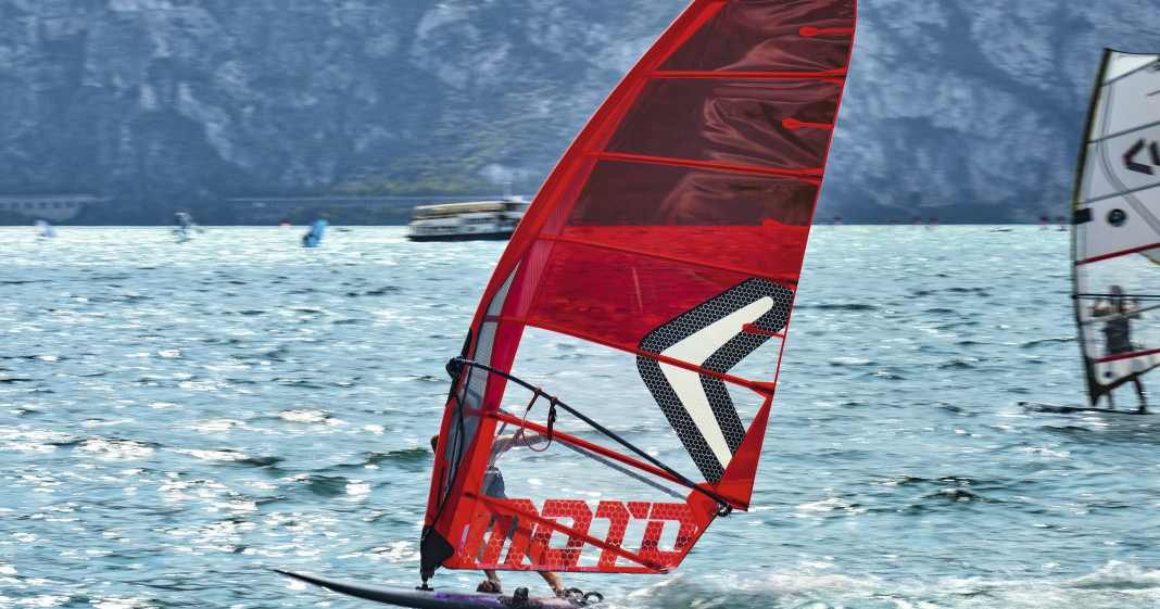 Freeracesegel 2024: Fünf sportliche Camber-Segel im Test | SURF