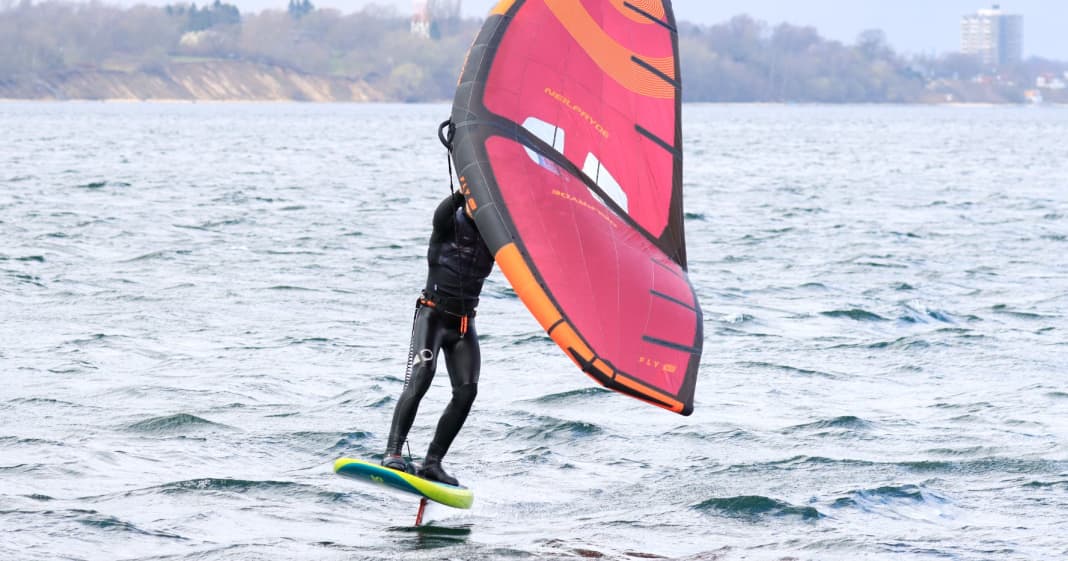 Riding technique: The best way to learn the wingfoil jibe | SURF