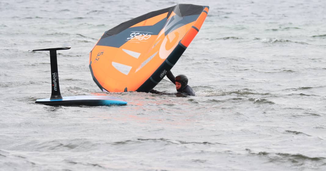 Sicherheit: Wingen ohne Leash? So erreichst du dein Brett mit dem Wing ...