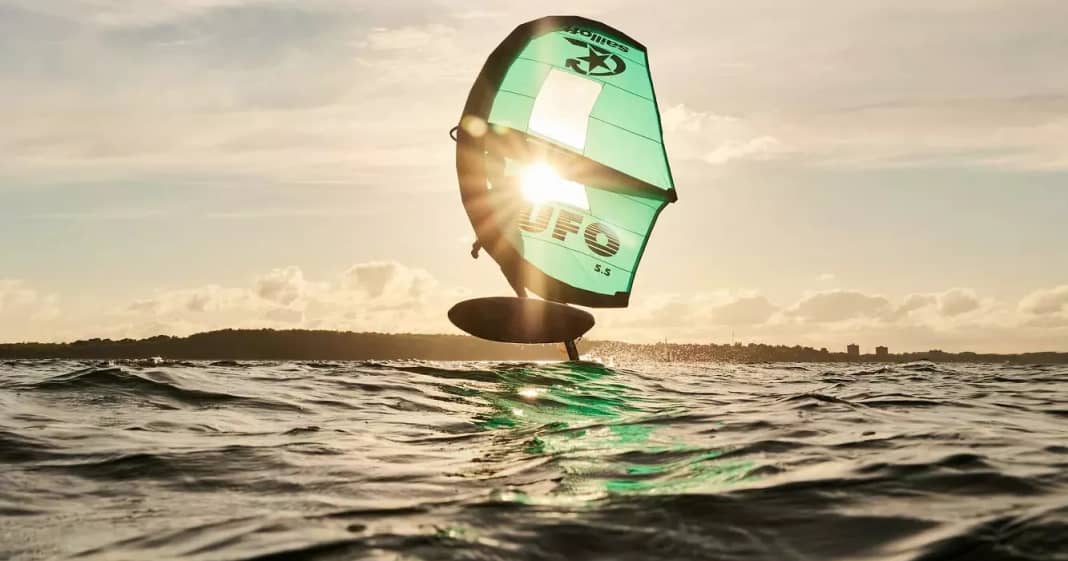 Learn to wingsurf: The right board, preliminary exercises & first start ...