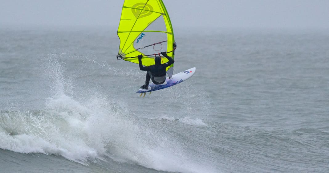 Rückkehr der Kultmarke: Das Mistral Hookipa 93 Waveboard im Test | SURF