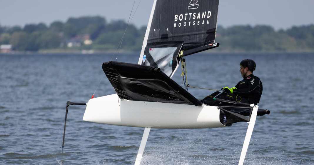 Moth refit: Favourable foiling? High-tech do-it-yourself - it's ...