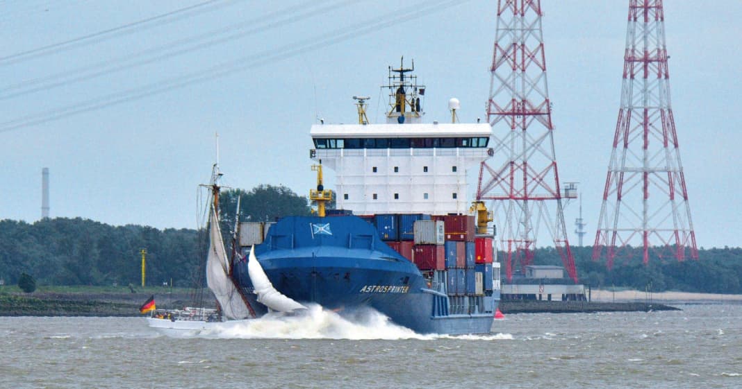 Collisions at sea - how to avoid them, what to do in an emergency | YACHT