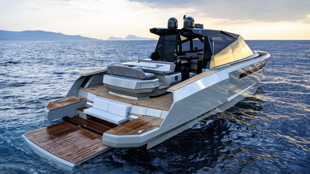 Evo R+: Ein Luxus-Boot mit dem gewissen Sportwagen-Flair | BOOTE