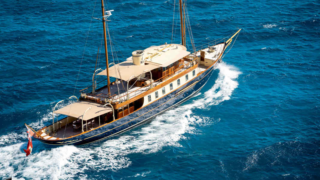 “Atlantide”: Nach Refit glänzt Begleityacht in 1930er-Jahre-Optik | BOOTE