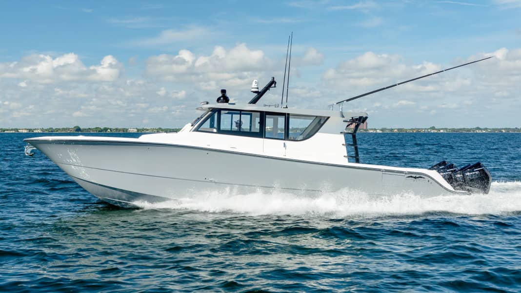 Catamaran special: Invincible 46 Pilothouse - Fast to fish | BOOTE