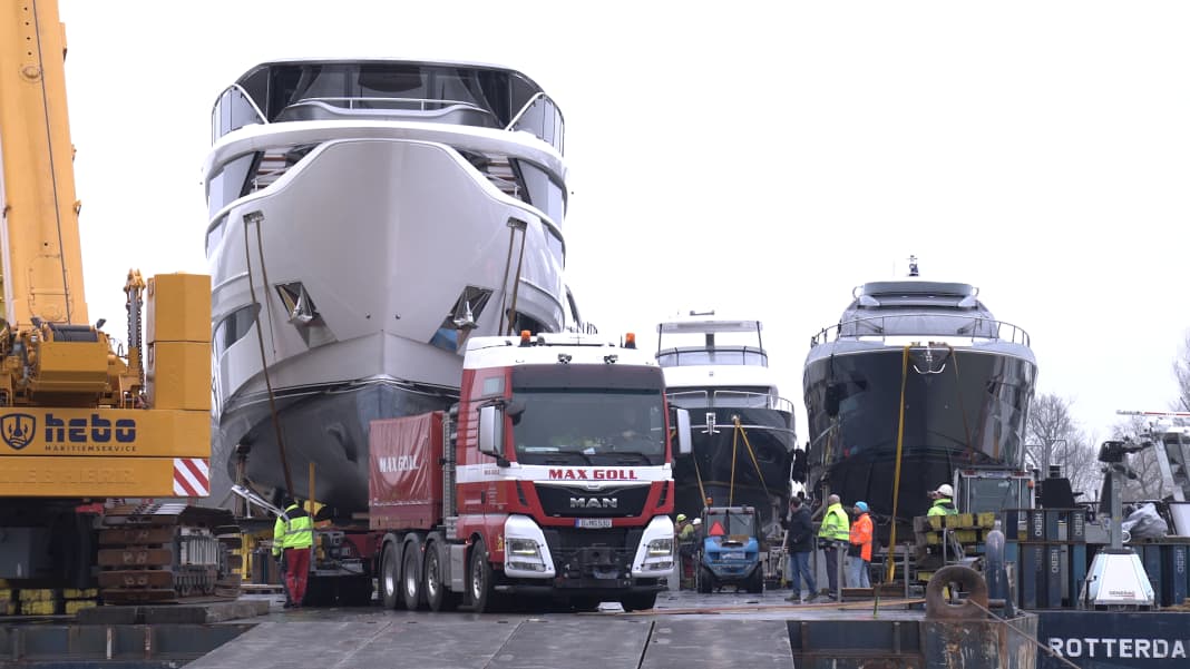 boot Düsseldorf 2024: Eight superyachts arrive despite high tide - with ...