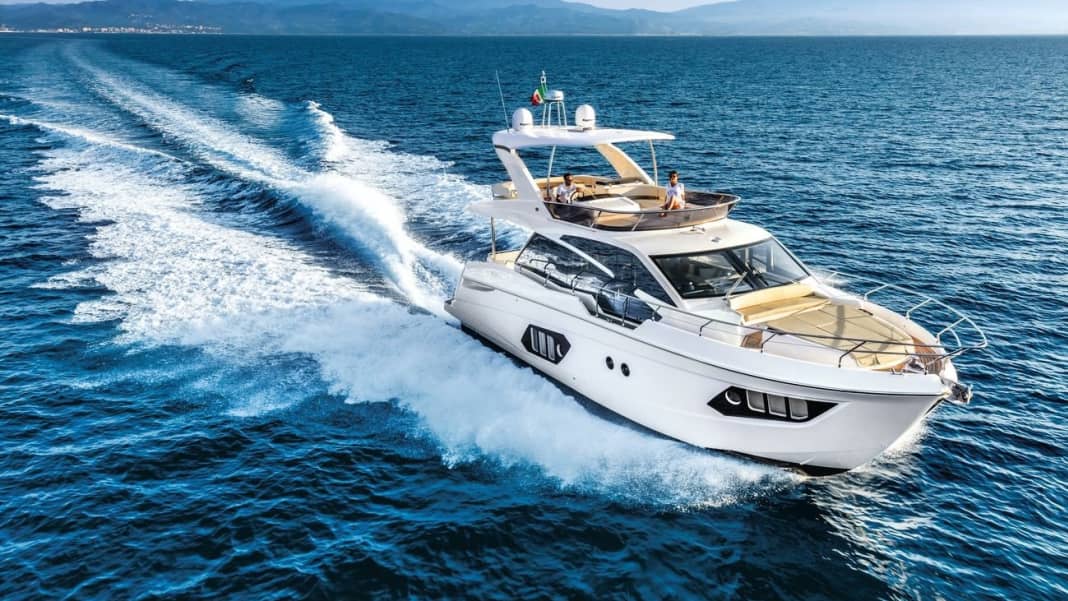 Test: Absolute 50 Fly - Chic flybridge yacht | BOOTE