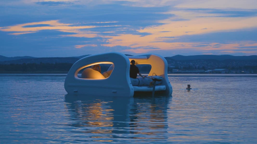 “Portless Catamaran”: Ein Katamaran zum Aufpusten | BOOTE