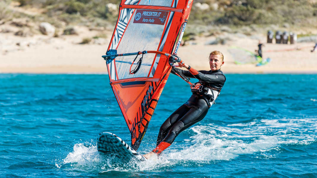 Riding technique: Trapeze surfing - power-saving windsurfing with hooks ...