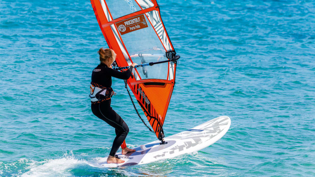 Windsurf-Basics: Die Basis-Halse beim Windsurfen | SURF