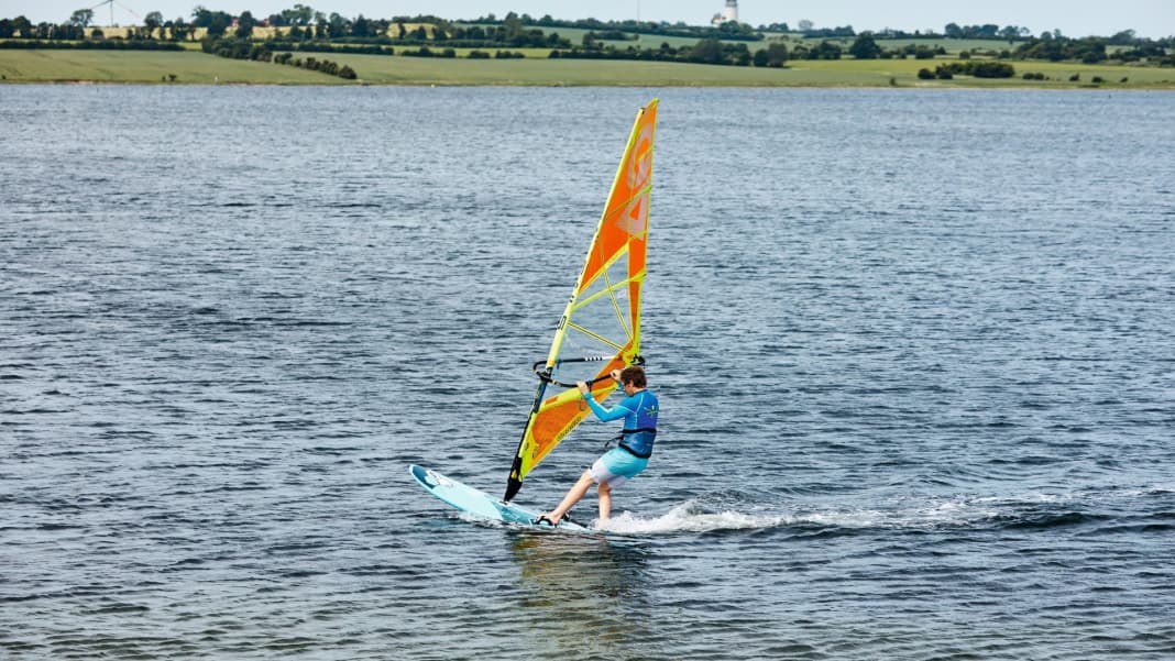 Riding technique: The perfect jibe when windsurfing - here's how to do ...