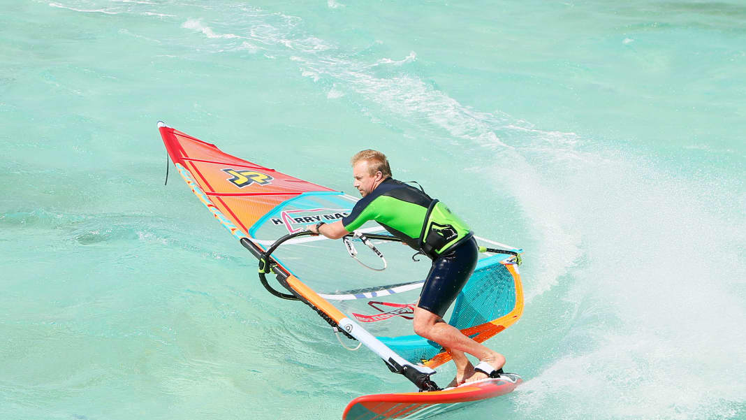 Fahrtechnik: Carving Jibe - Die sportlichste Halse | SURF